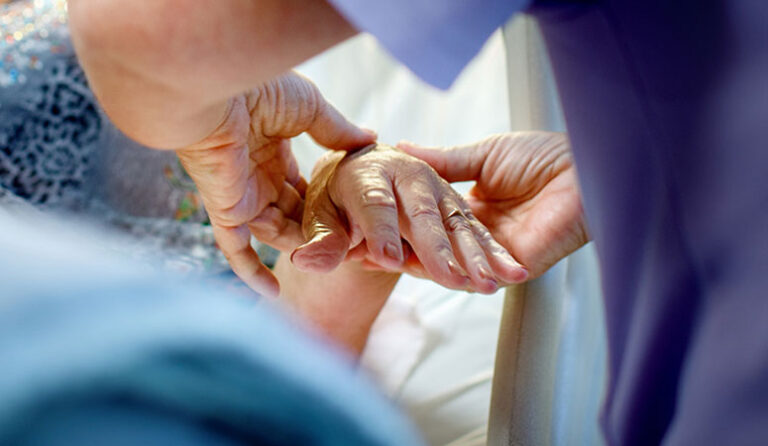 Handmassage voor ouderen - Vrienden van het Martini Ziekenhuis